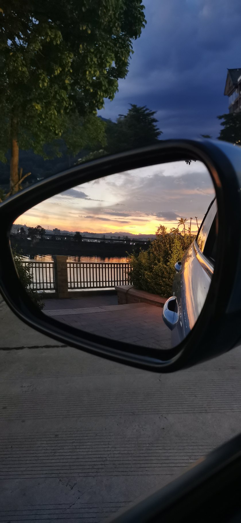 小鹏后视镜里的晚霞?