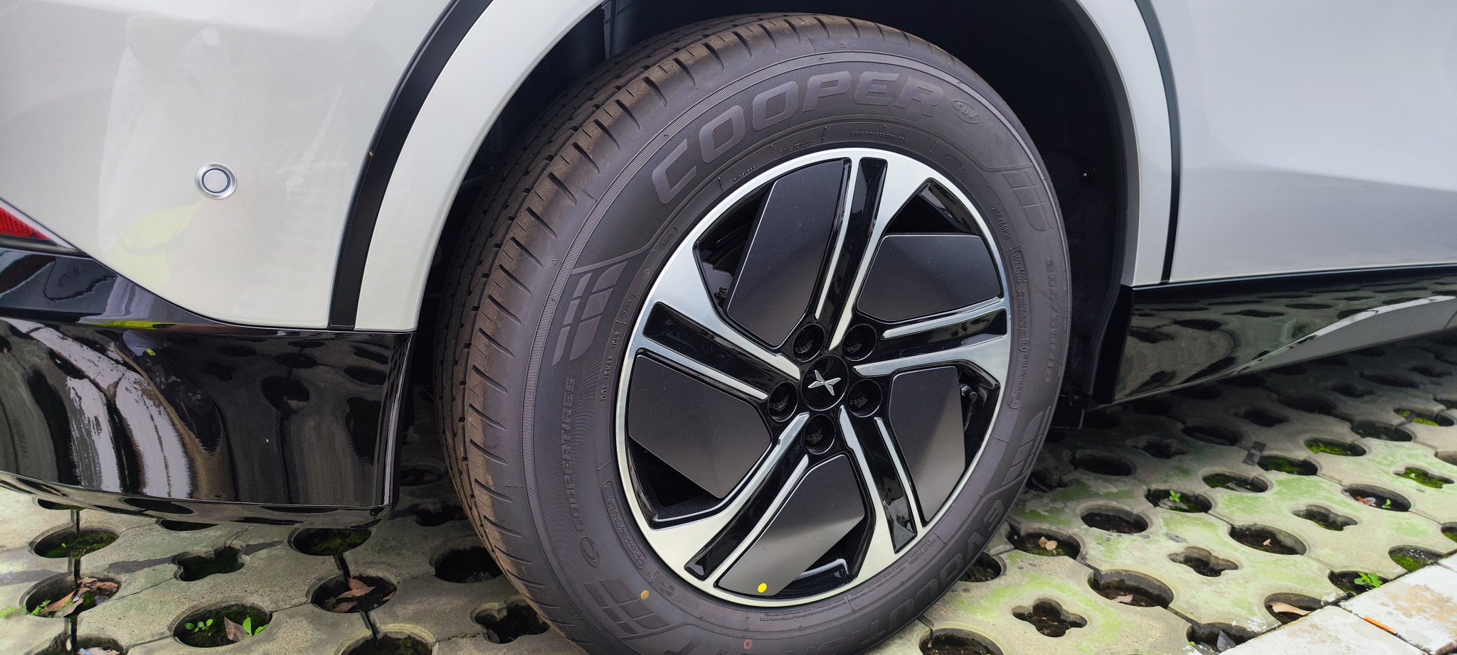 小鹏G6的20寸轮胎